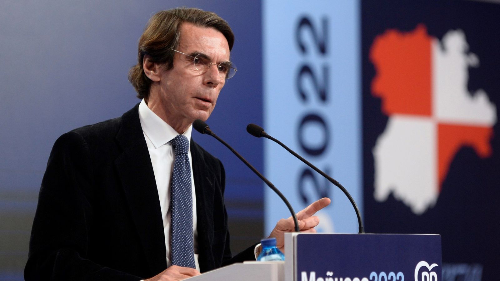 Aznar niega que ponga en duda el liderazgo de Casado