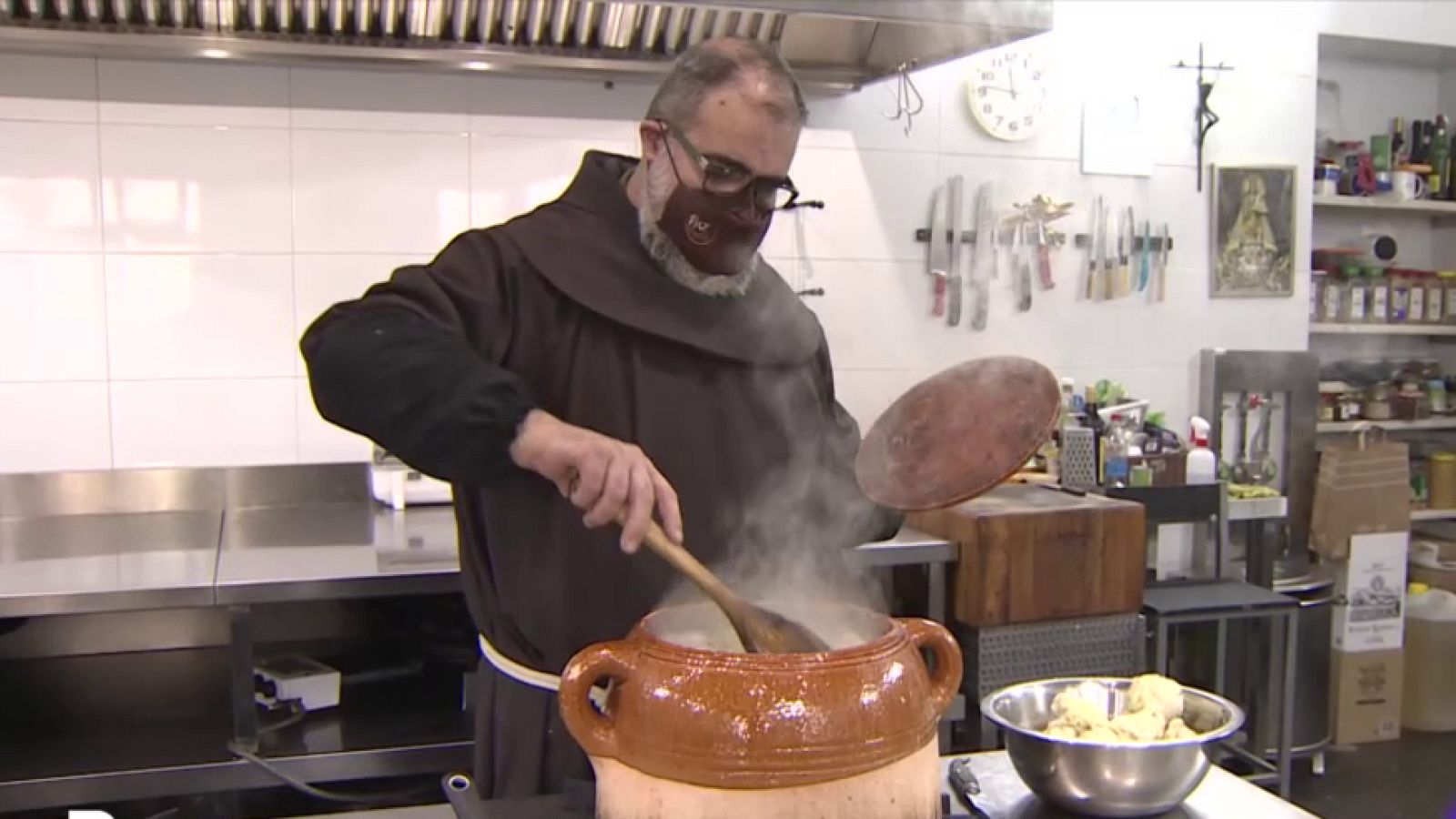 Un fraile franciscano triunfa con sus clases de cocina en Youtube