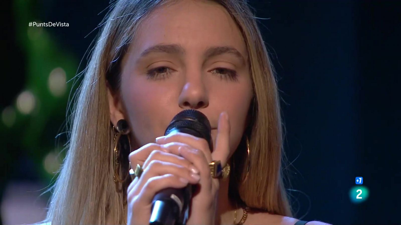 La Suu es capbussa de ple en l'essència dels karaokes