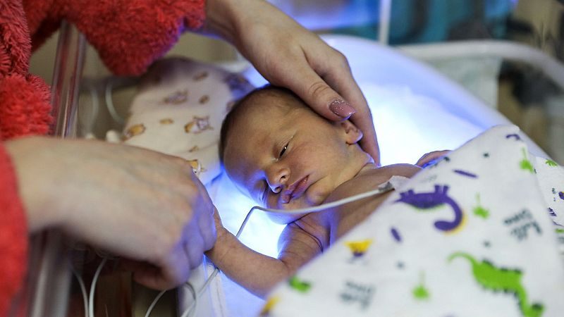 Zarandear bebé puede provocar secuelas neurológicas