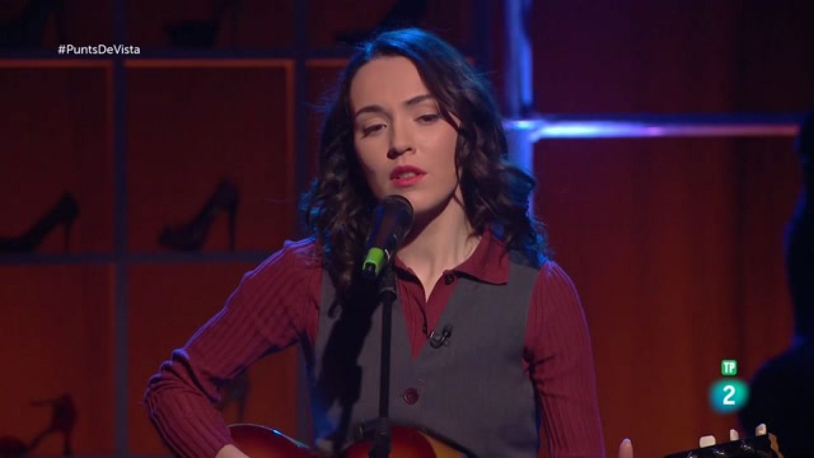 Entrevista i actuació de la cantautora Núria Graham