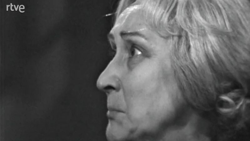 Estudio 1 - La señora Dowey luce sus medallas