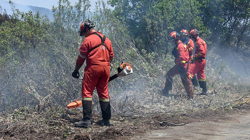 El incendio en Las Hurdes pierde intensidad tras amainar el viento