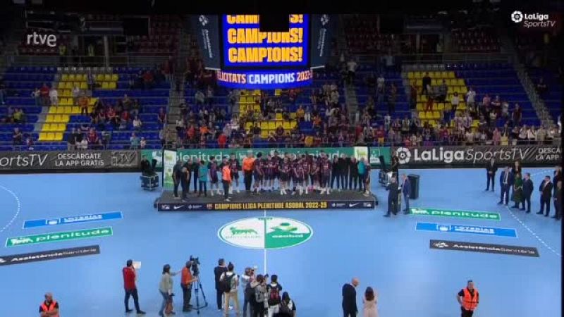 El Barça ofrece el trofeo como campeón de la ASOBAL a su público