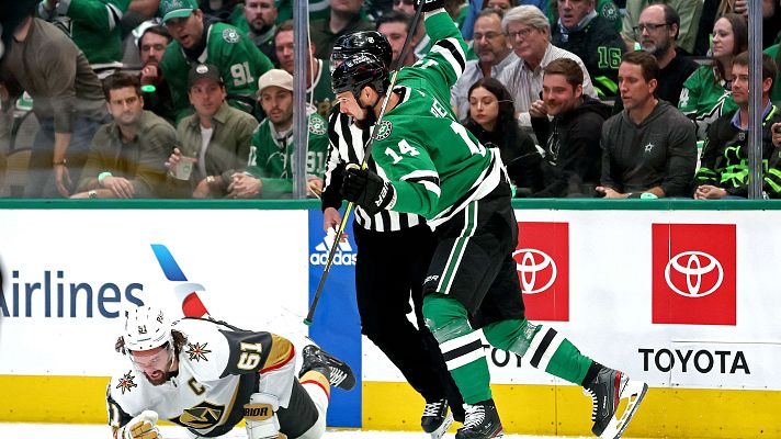 Hockey hielo: Benn se abalanza sobre Stone y le pone el stick en el cuello