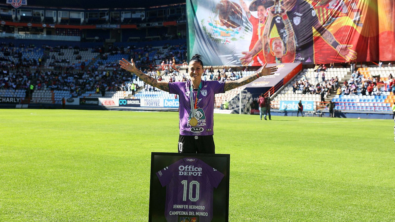 Jenni Hermoso, homenajeada en México en su regreso a los terrenos de juego Jenni Hermoso, homenajeada en México en su regreso a los terrenos de juego