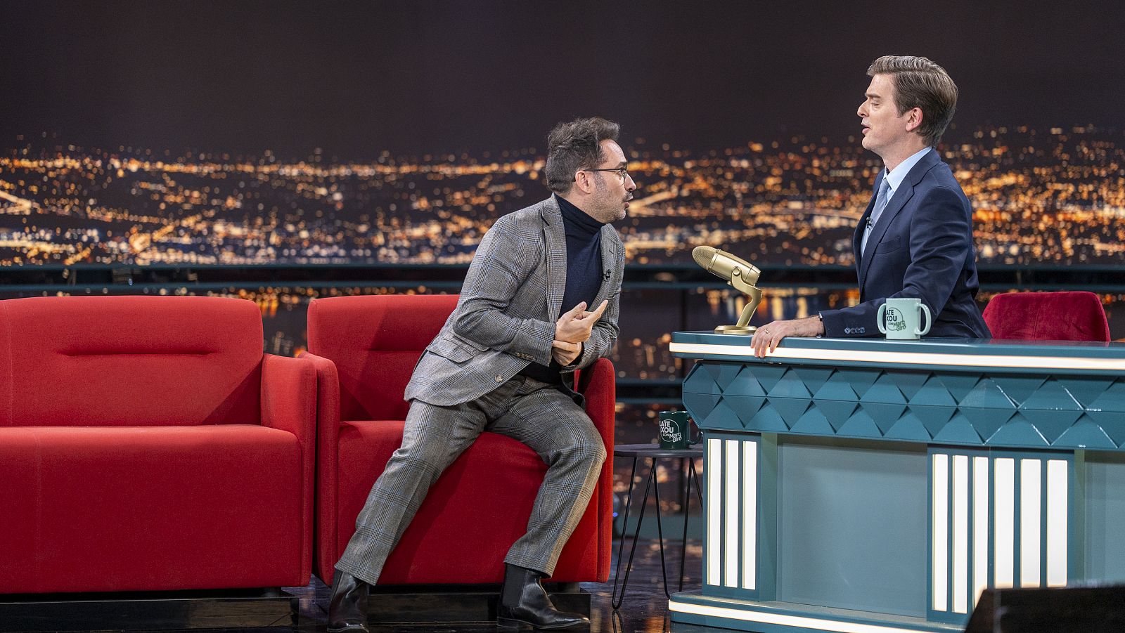 El cantante al que J.A. Bayona llama a las 5 de la mañana