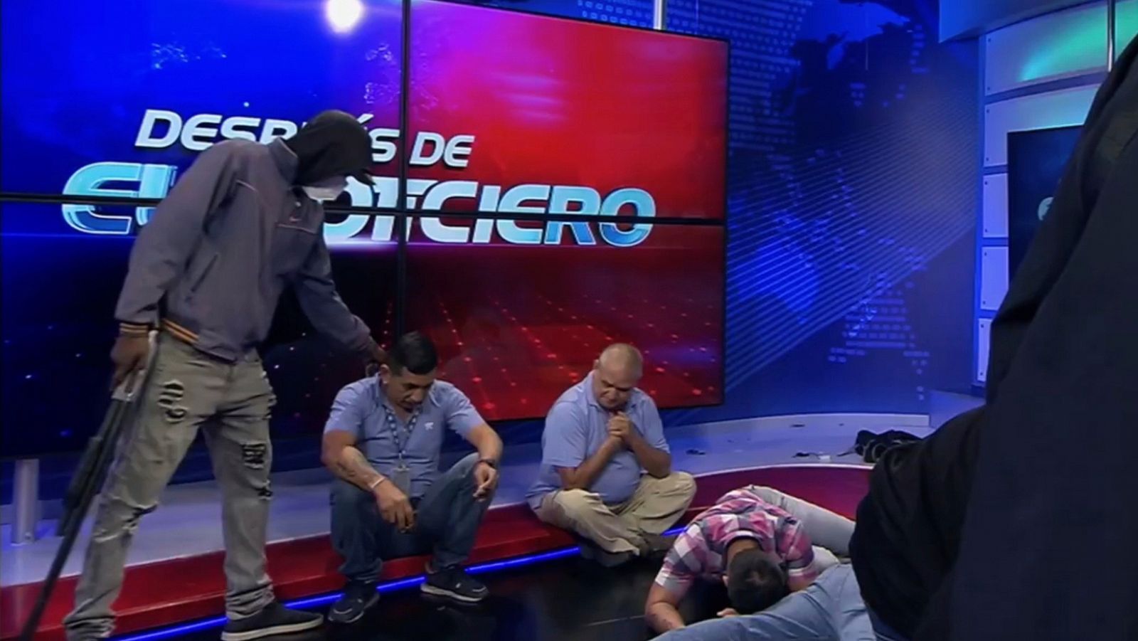 Un Grupo De Encapuchados Toma El Canal De Televisión Tc De Ecuador