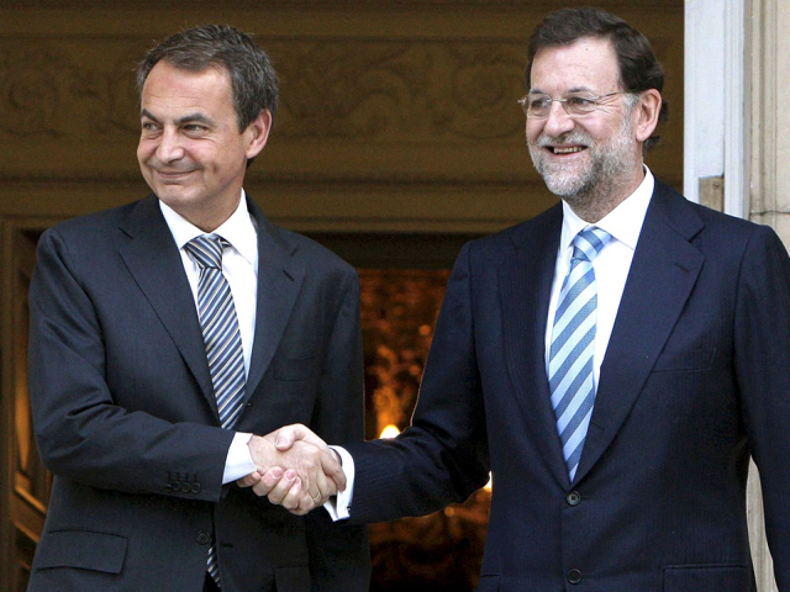 Zapatero y Rajoy cierran tras dos horas y cuarto su cita en Moncloa ...